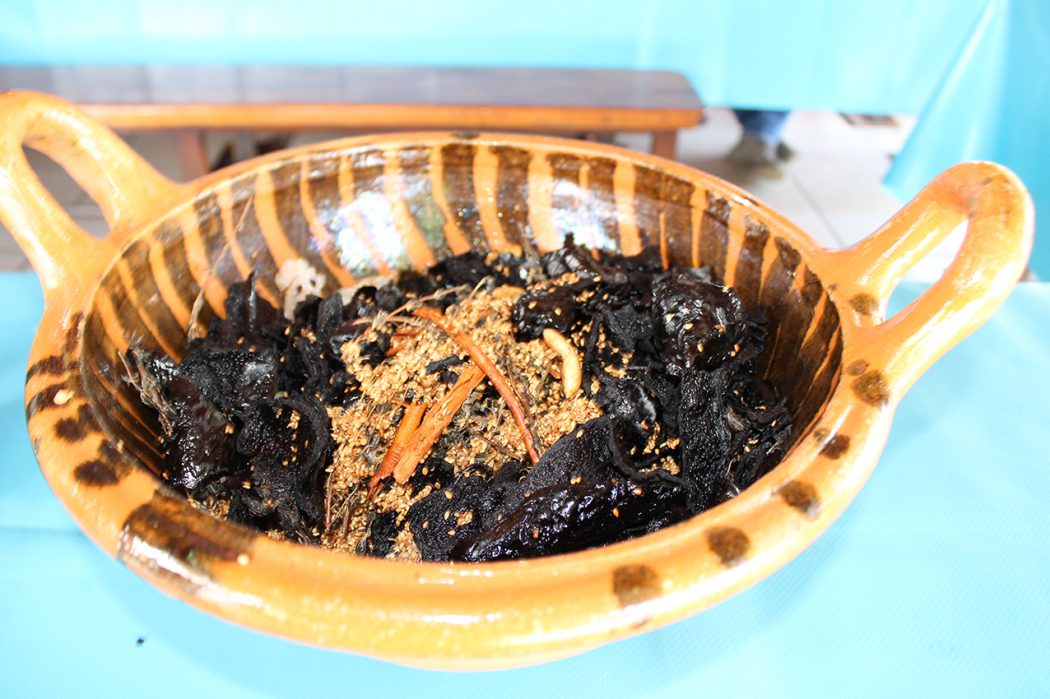 Casi un ritual la preparación del mole en Zaachila - Sucedió en Oaxaca